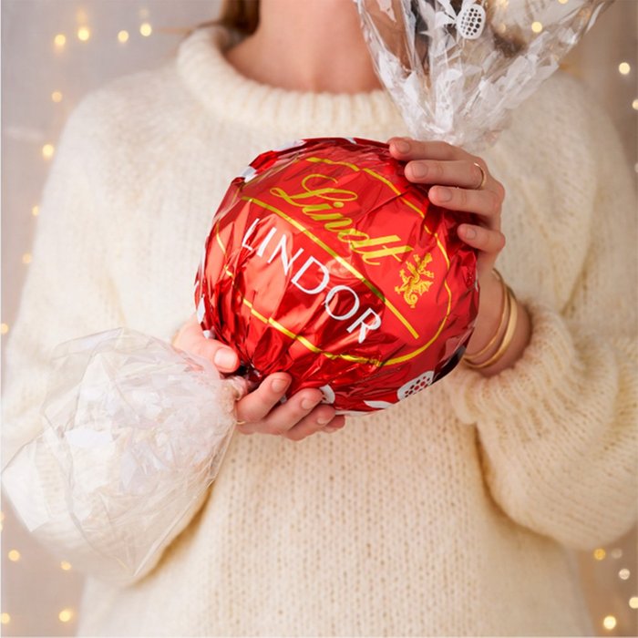 Lindt Lindor Milk Chocolate Truffles Maxi Ball (500g) | Moonpig